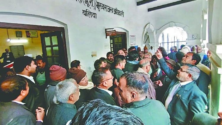 Advocate And Clerk Fight In Record Room Ballia Collectorate Sdm Left ...