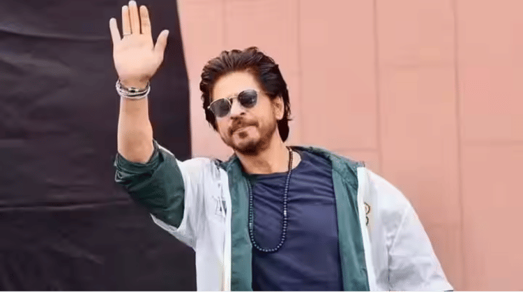 Shah Rukh Khan:'पठान' रिलीज के बाद पहली बार सामने आए शाहरुख, मन्नत से ...