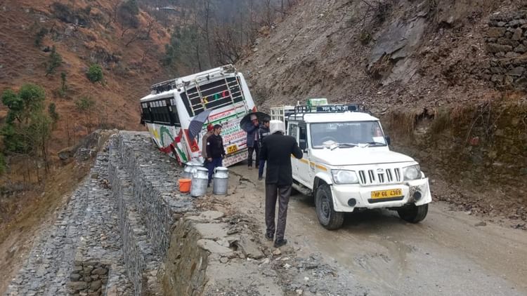 Kullu News: Narrow Escape For Six Passengers In Private Bus Accident In ...