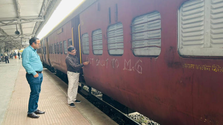 Indore News: 146 Year Old Journey Ended, Passengers Said Good Bye To ...