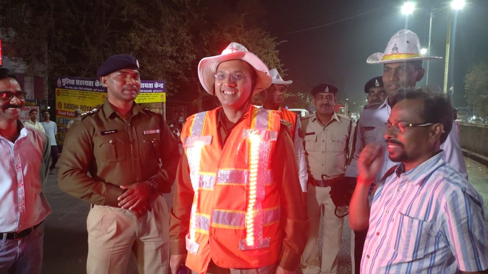 Durg Police Got A Unique Jacket Prepared: Color Changes With Traffic ...