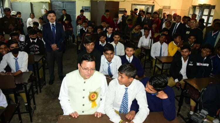 Cm Dhami Class:अपने पुराने स्कूल पहुंचे सीएम बच्चों के बीच बन गए ...