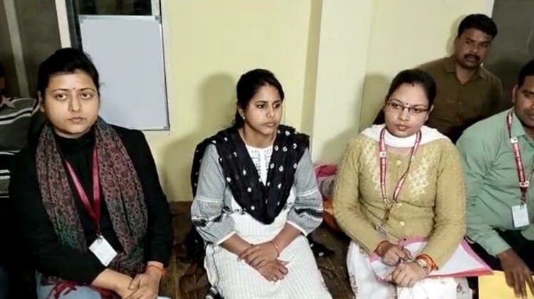 Eow Team Arrested Sub Engineer Varsha Mishra Red Handed Taking Bribe In Gwalior - Amar Ujala ...