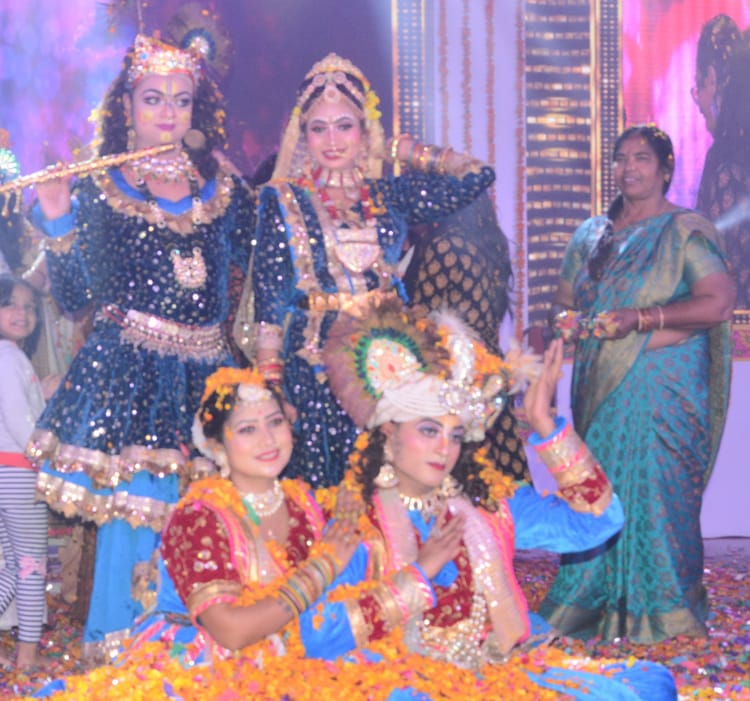 Kanpur Dehat Mahotsav: Folk Singer Vandana Mishra Tied The Knot With Songs, Holi Of Flowers And ...