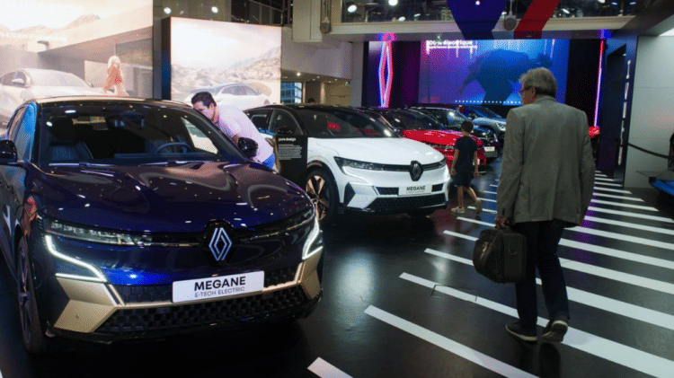 Renault:रेनो की कार खरीदने की बना रहे हैं योजना? तो अब आप शोरूम को बुला ...