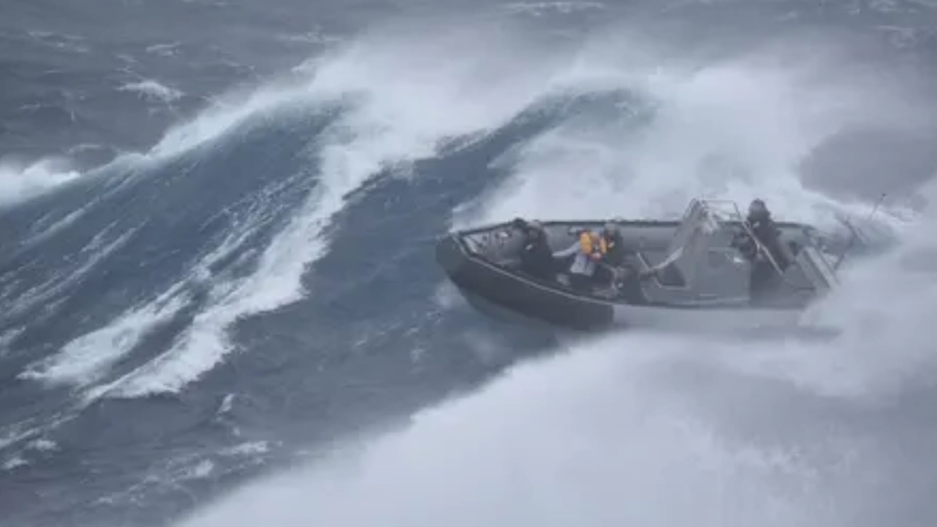 Cyclone Gabriel:250 की रफ्तार से हवाएं, बाढ़ में डूबे घर, तस्वीरों में ...