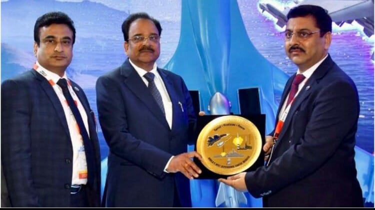 Bengaluru:रक्षा राज्यमंत्री ने किया ब्रह्मोस पवेलियन का दौरा, मिसाइल ...