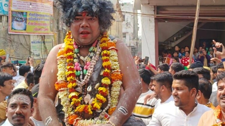 काशी में निकली शिव की बरात:शरीर पर भस्म, गले में नरमुंडों की माला संग ...