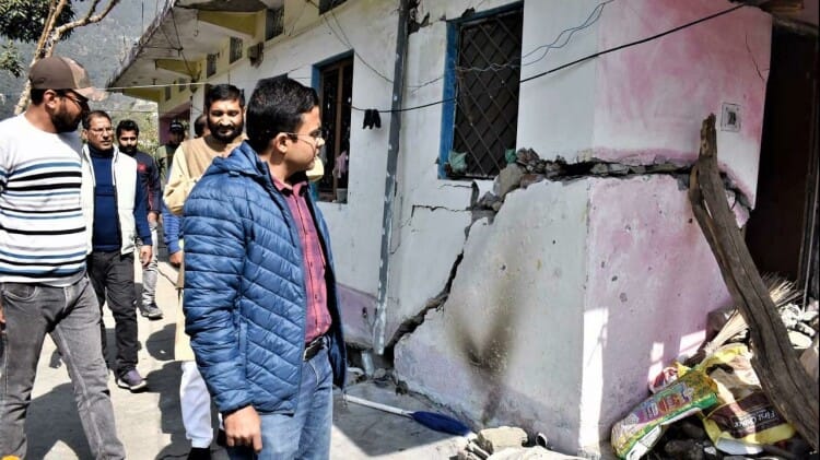 Chamoli Dm Shocked After See Landslide In Karnaprayag Big Cracks In ...