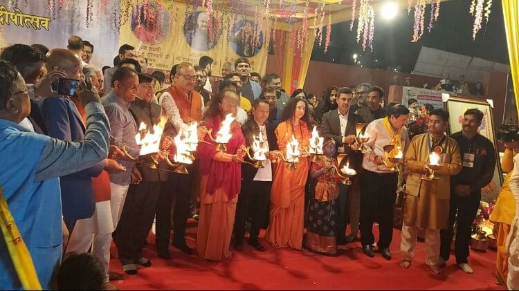 Swami Chidanand Saraswati Performed Maha Aarti Of Maa Yamuna At Chhath