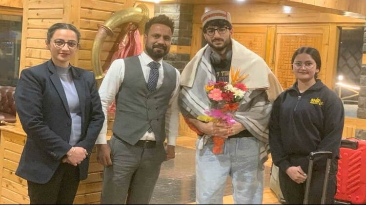 Actor Ibrahim Ali Khan Reached Kullu-manali For The Shooting Of The ...