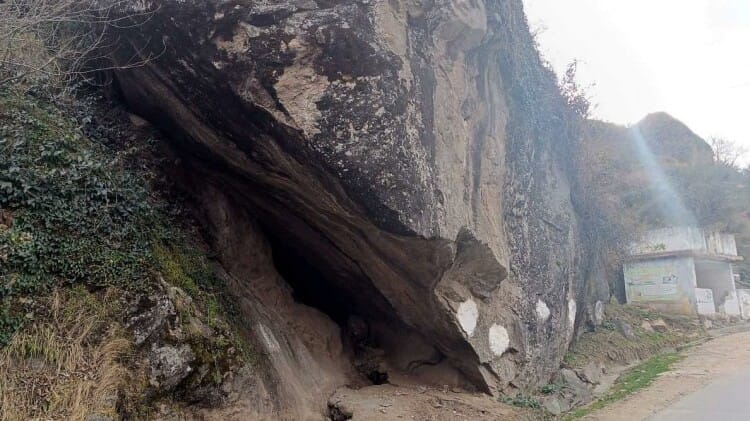 Joshimath Landslide Cracks In Ground Under Heavy Boulder In Upper Area ...