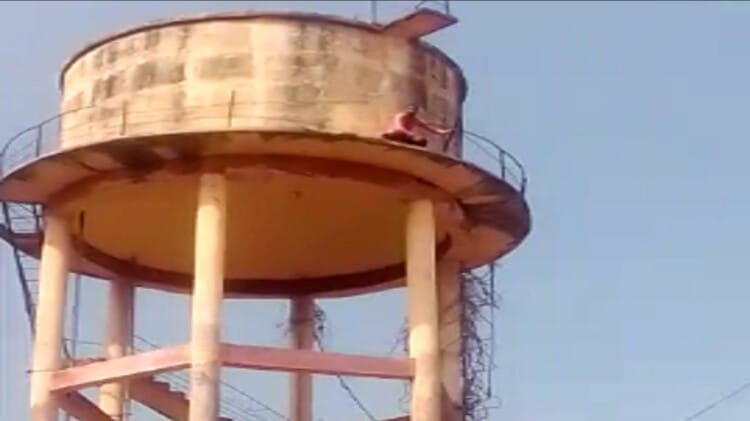 To Protest Against Land Occupation, A Young Man Climbed On A Water Tank ...