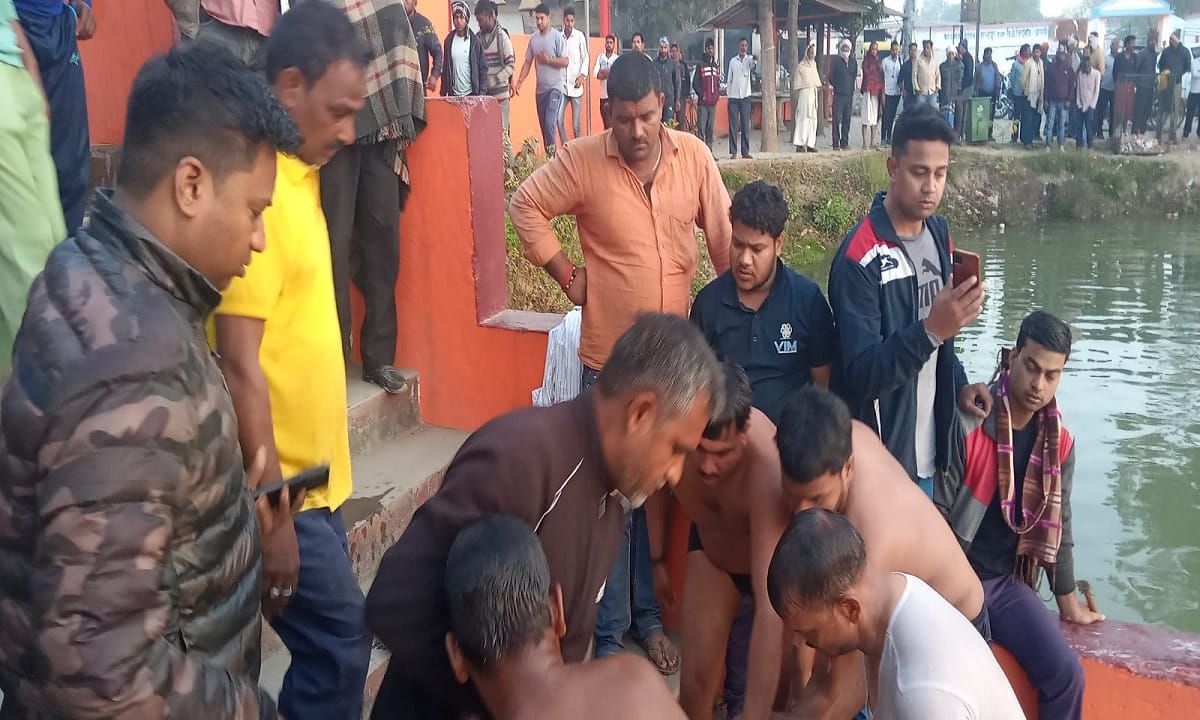 Varanasi:तालाब में डूबने से पूर्व बीडीसी की मौत, दर्शन-पूजन से पहले स्नान के दौरान हादसा ...