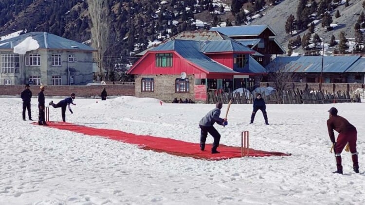 Snow Cricket In Kashmir:गुरेज में स्नो प्रीमियर लीग आयोजित, 16 टीमें ले ...