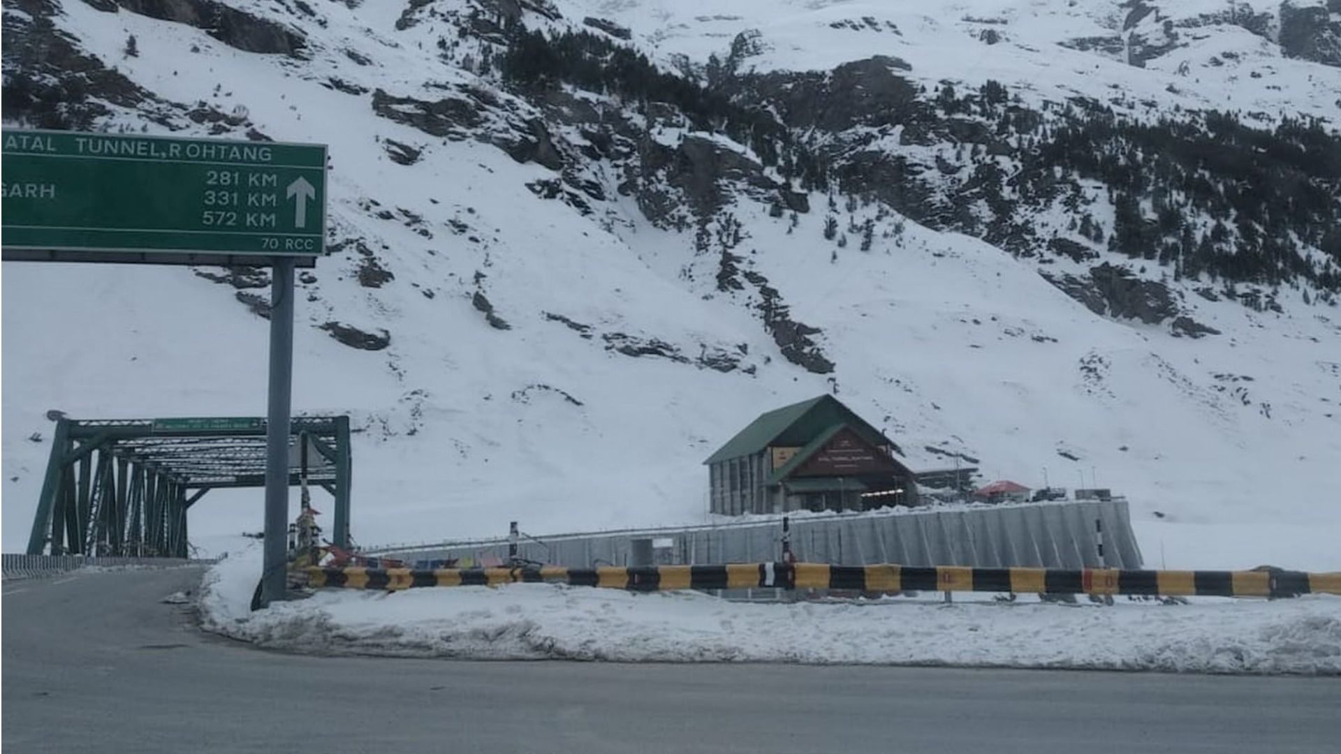 Himachal Weather Update Snowfall In Atal Tunnel Rohtang Rain In Shimla - Amar Ujala Hindi News ...