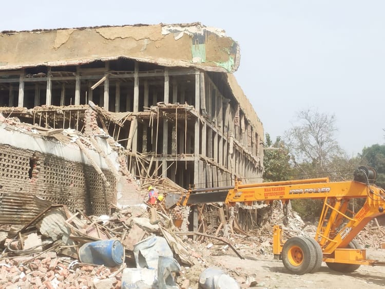 Meerut Cold Store Accident: Demolition Of The Dilapidated Building Is ...