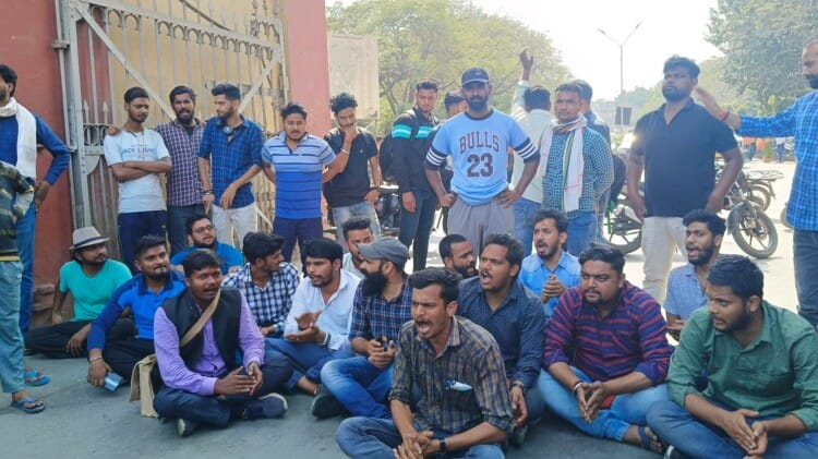 Bhu Students Protest By Closing Lanka Gate Accusing Police For ...