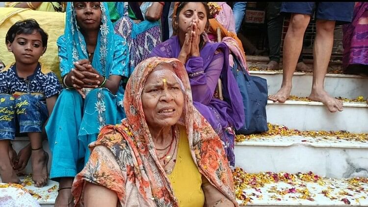 Braj Ki Holi 2023बेरंग जिंदगी में बिखरे होली के रंग खुशी से खिल उठे विधवा और बेसहारा माताओं के
