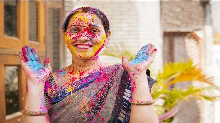 ध्यान देंहोली के बाद फर्श फर्नीचर पर लगे दागों का ऐसे कर सकते हैं सफाया जान लेंगे तरीका तो