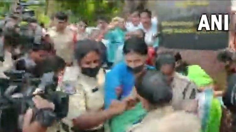 Telangana:ysrtp प्रमुख शर्मिला को हिरासत में लिया गया, महिलाओं के खिलाफ अपराधों को लेकर दे रही ...