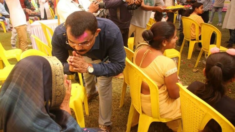 सलाम सतना कलेक्टर:कोरोना काल में माता-पिता को खो चुके बच्चों संग खेली ...