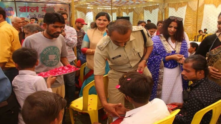 सलाम सतना कलेक्टर:कोरोना काल में माता-पिता को खो चुके बच्चों संग खेली ...