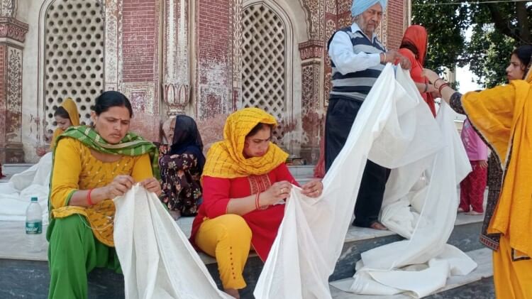 Jhanda Ji Mela Dehradun: दरबार साहिब पहुंच रही बड़ी संख्या में संगत ...