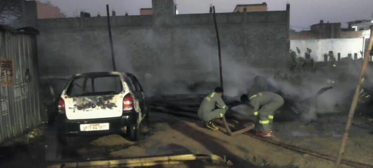 Kanpur Dehat :कूड़े में लगी आग से कार व पांच दुकानें जलीं, दो फायर ...