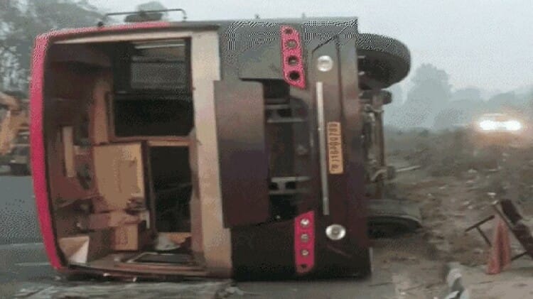 Accident On Delhi-rohtak National Highway Bus Full Of Devotees Overturned - Amar Ujala Hindi ...
