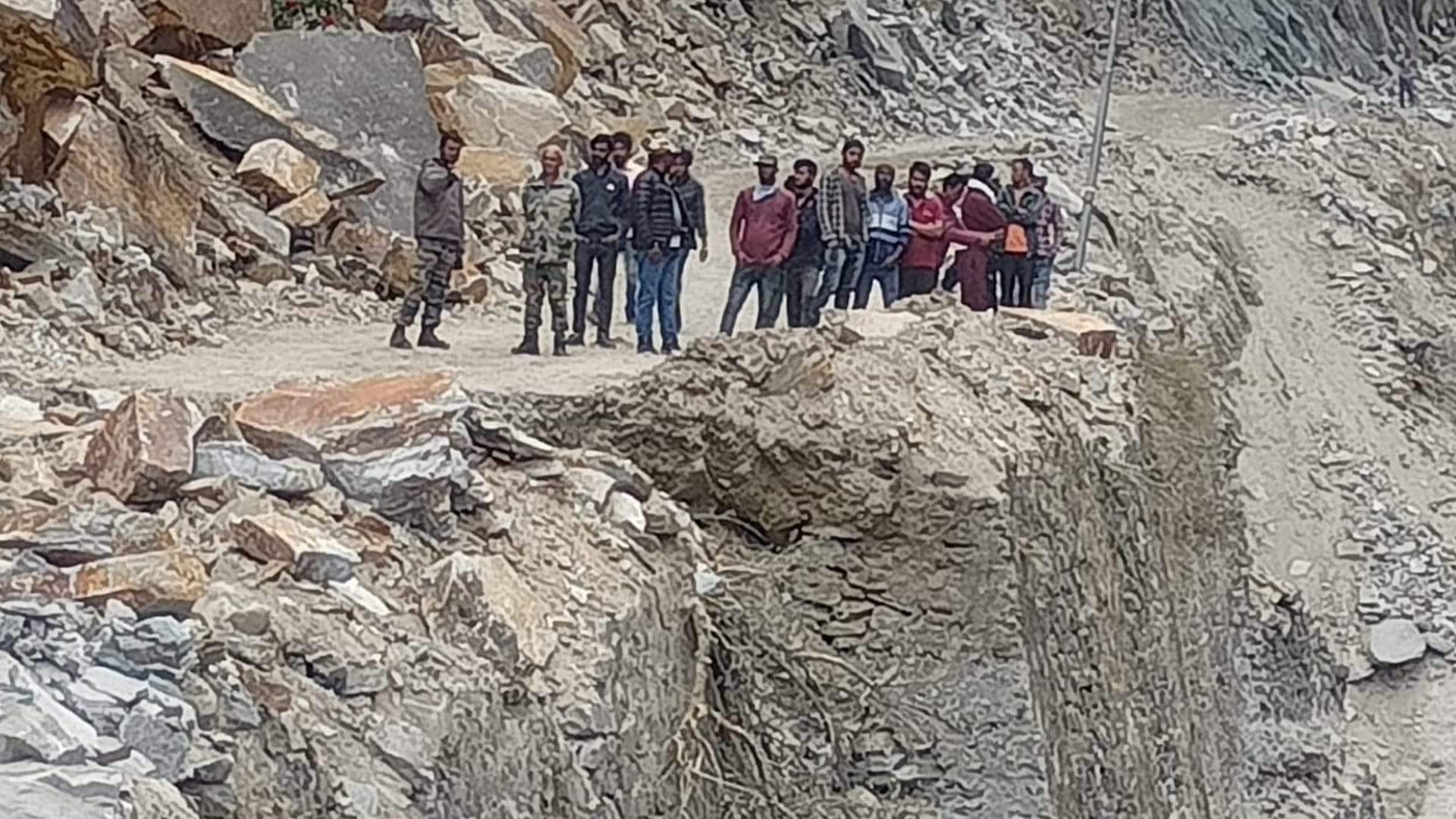 Joshimath: बदरीनाथ हाईवे पर दर्दनाक हादसा, सड़क से मलबा हटाने के दौरान ...