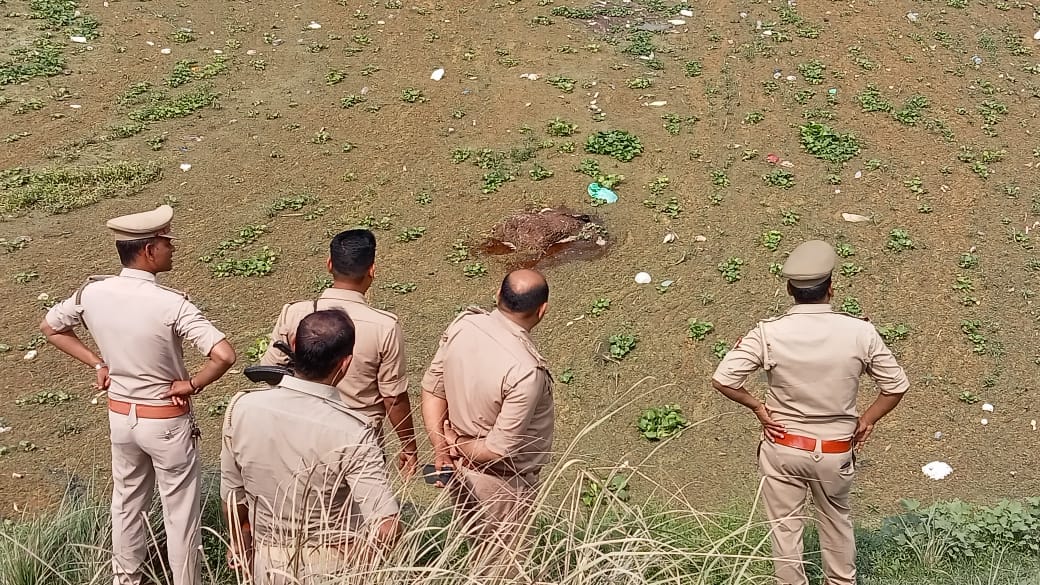 Young Man Dead Body Found In Field And Girl Body From Bank Of Gomti ...