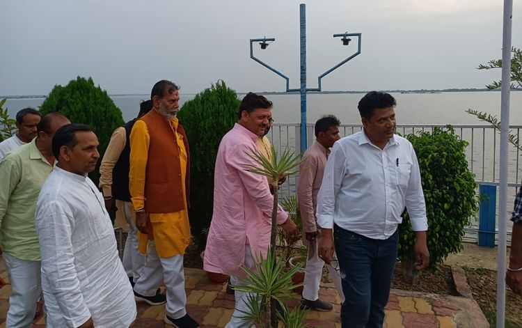 Up News:हमीरपुर पहुंचे राज्यमंत्री मनोहर लाल पंथ, मौदहा बांध को देखकर ...