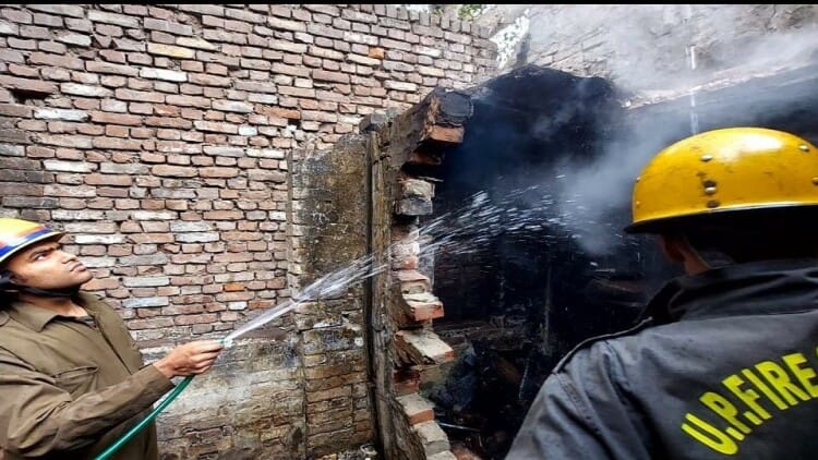 Agra News:मकान में लगी आग, भरभराकर गिरी कमरे की छत - House Caught Fire ...