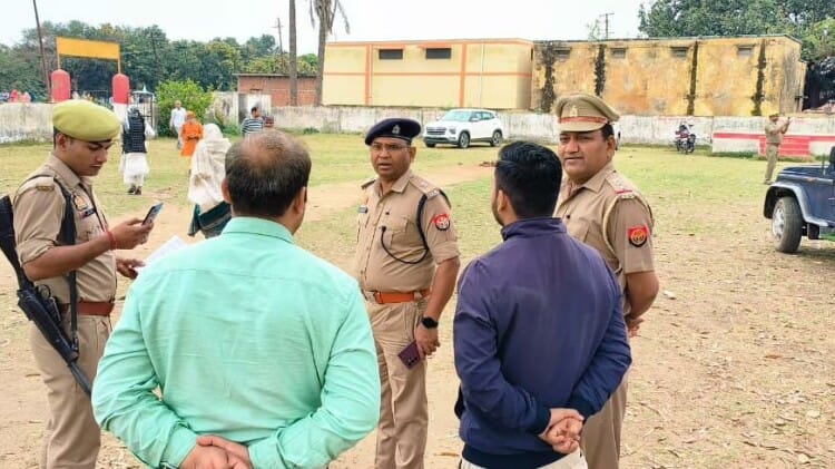 Bijnor:कड़ी सुरक्षा के बीच सहकारी समितियों में मतदान जारी, जिताऊ ...