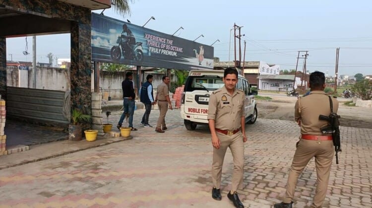 Saharanpur:ताजपुरा में बदमाशों ने सेल्समैन को घायल कर पेट्रोल पंप से 62 ...