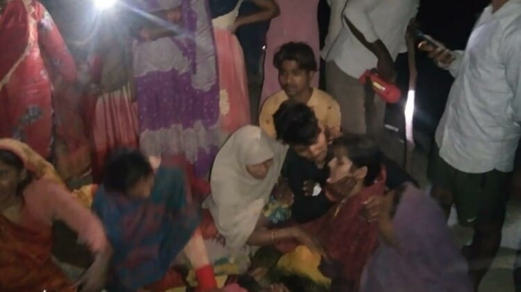 Sitapur:कार की टक्कर से दो किसानों की मौत, ग्रामीणों ने मार्ग जाम कर ...