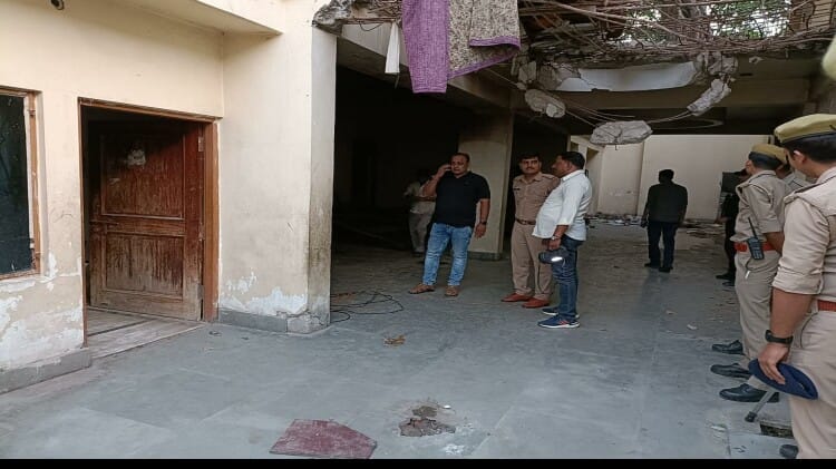 Ateeq Ahmad:प्रयागराज में अतीक अहमद के दफ्तर पर पुलिस का छापा, 74 लाख ...