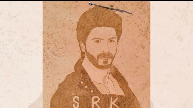 Shahrukh Khan Pakistani Sand Artist Make Srk Portrait On Gadani Beach ...