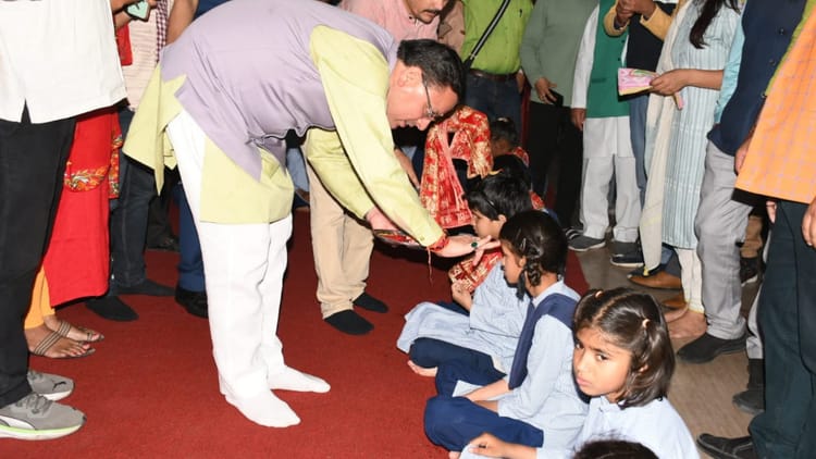 Uttarakhand:रामनगर दौरे पर पहुंचे सीएम धामी ने किया कन्या पूजन, कई ...