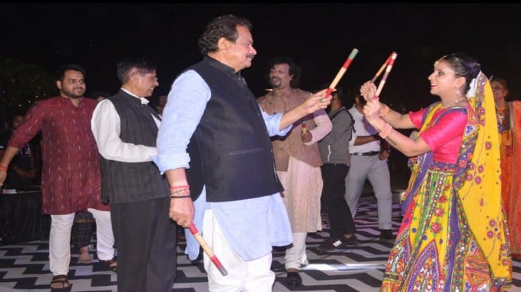 Agra:गरबा की मस्ती में पत्नी संग झूमें केंद्रीय मंत्री एसपी सिंह बघेल ...