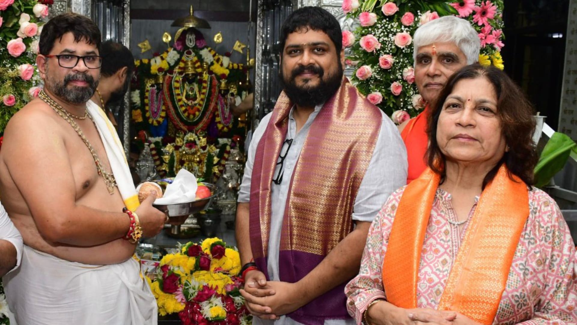Adipurush Director Om Raut Prays In Mumbai Ram Mandir With Mother Neena ...