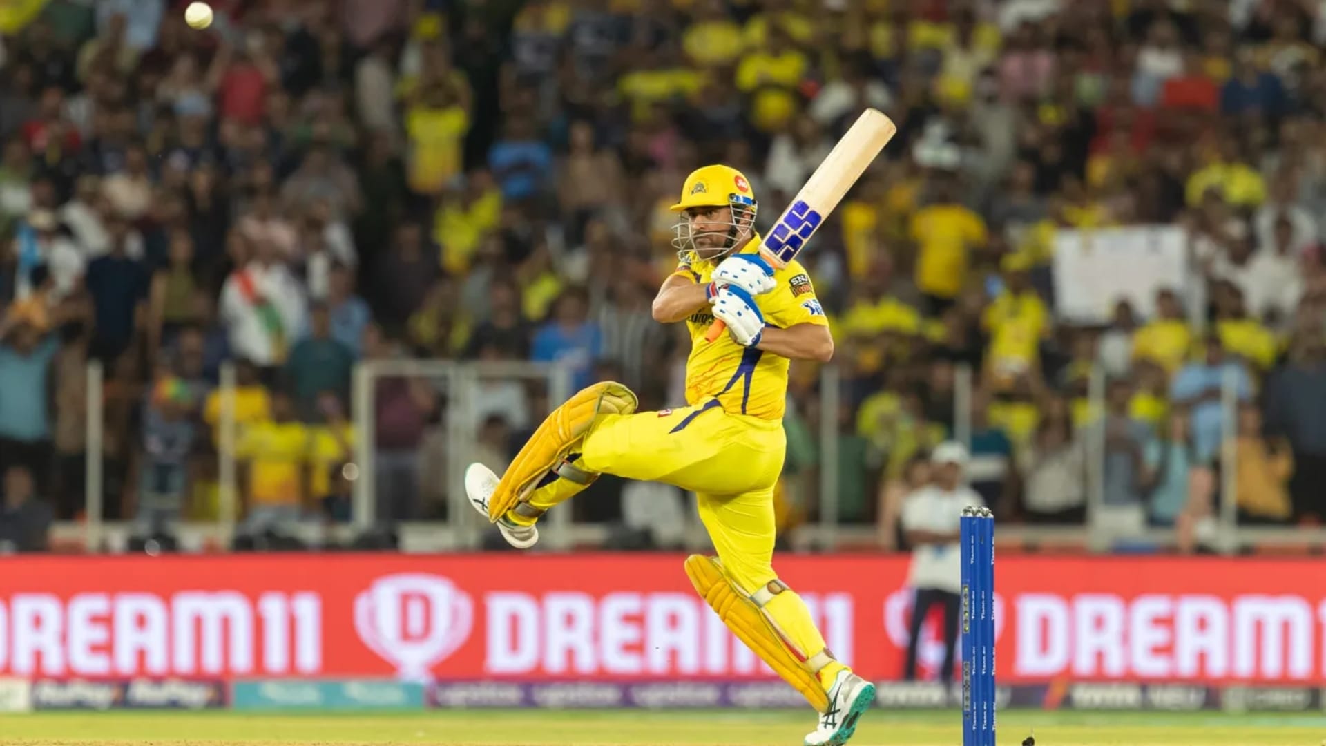 Video Ms Dhoni Blast At Gujarat Home Ground Csk Captain Created History ...