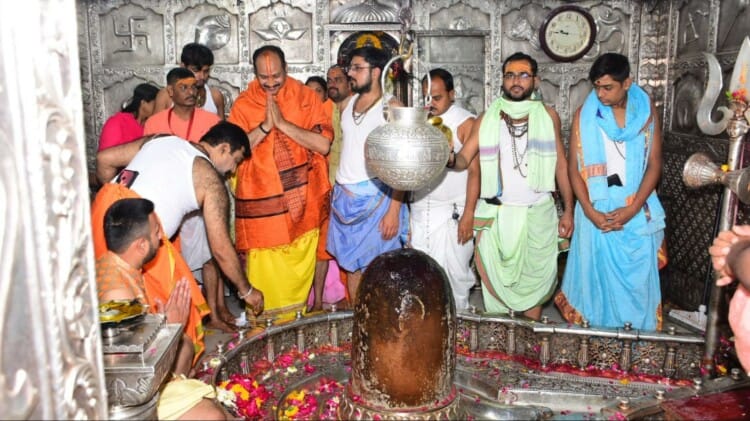 Pradeep Mishra:शिव महापुराण सुनाने से पहले महाकाल का आशीष लेने पहुंचे ...