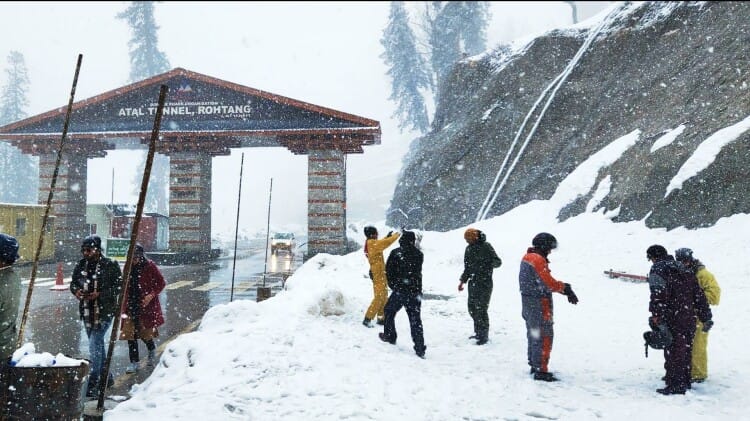 Himachal Weather Update: Fresh Snowfall Started At Atal Tunnel Rohtang South Portal - Amar Ujala ...