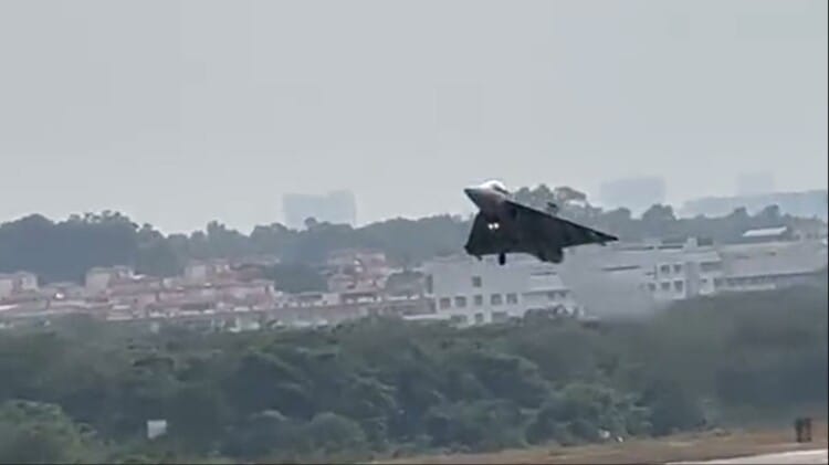 Lca Trainer Tejas Took To The Skies For Its Maiden Flight From Hal ...