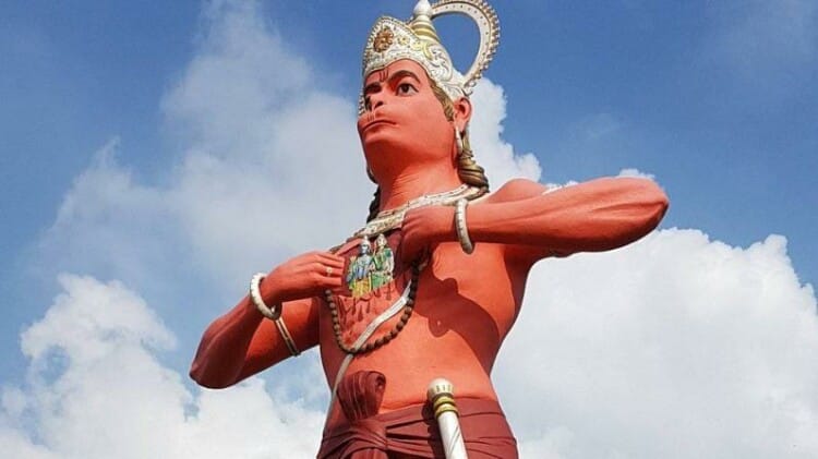 हनुमत धाम: यहां नदी के बीचोंबीच टापू पर लगी है 104 फीट ऊंची हनुमान जी ...