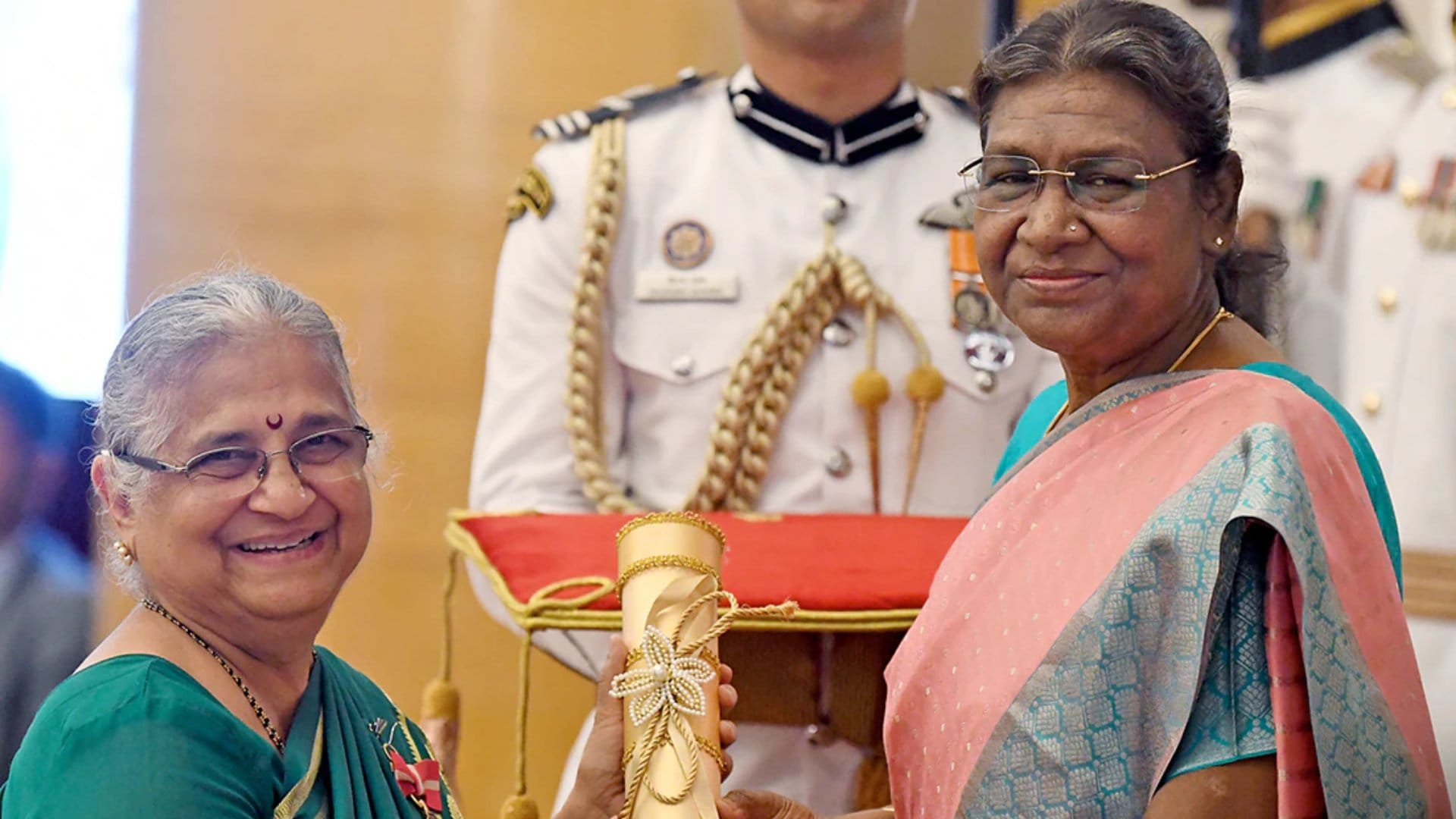 ब्रिटेन की फर्स्ट लेडी की खूबसूरत तस्वीर:साड़ी पहनकर पद्म समारोह में ...