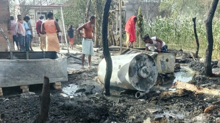 Bihar: Five-year-old Girl Burnt Alive In Muzaffarpur's Fierce Fire, 42 ...