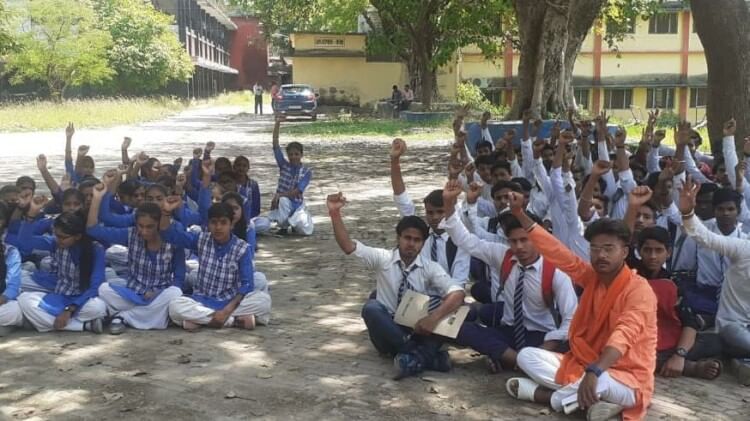 Opposition To Hand Over Obra Inter College In Private Hands, Students ...